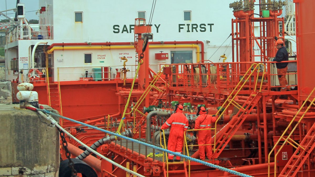 Déchargement du navire Anneliese Essberger pour SISP - Sica Atlantique